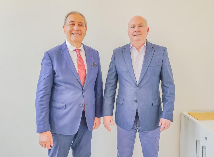 Presidente da FUEA nomeia Carlos Jélvez Martínez ao cargo de Reitor da ...